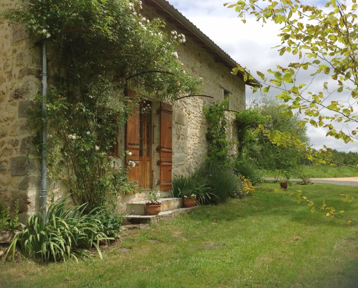 100 M² House ∙ 2 Bedrooms ∙ 3 Guests - Nontron