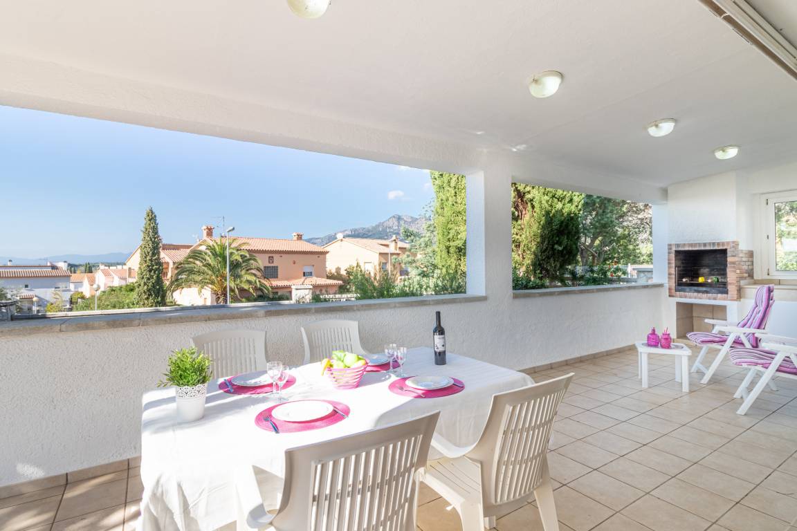 100 M² Villa ∙ 3 Bedrooms ∙ 6 Guests - Roses