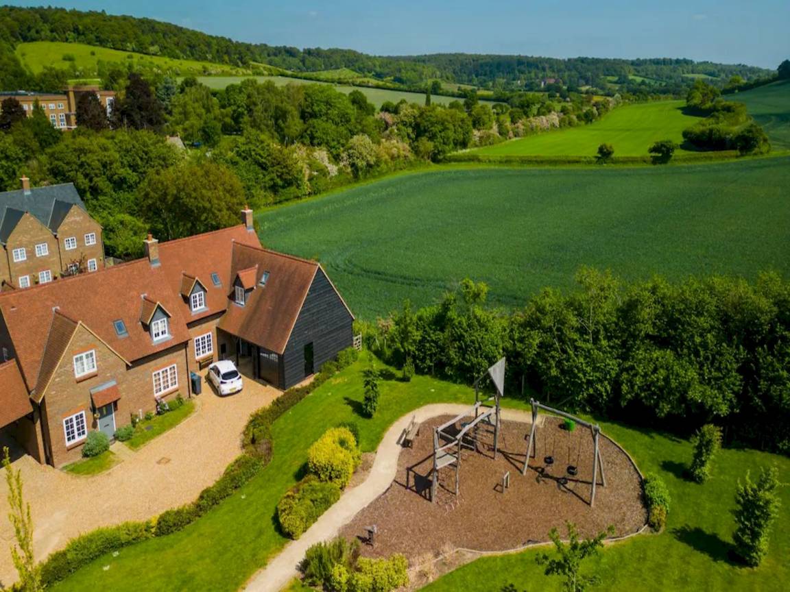 149 M² House ∙ 4 Bedrooms ∙ 8 Guests - Buckinghamshire New University
