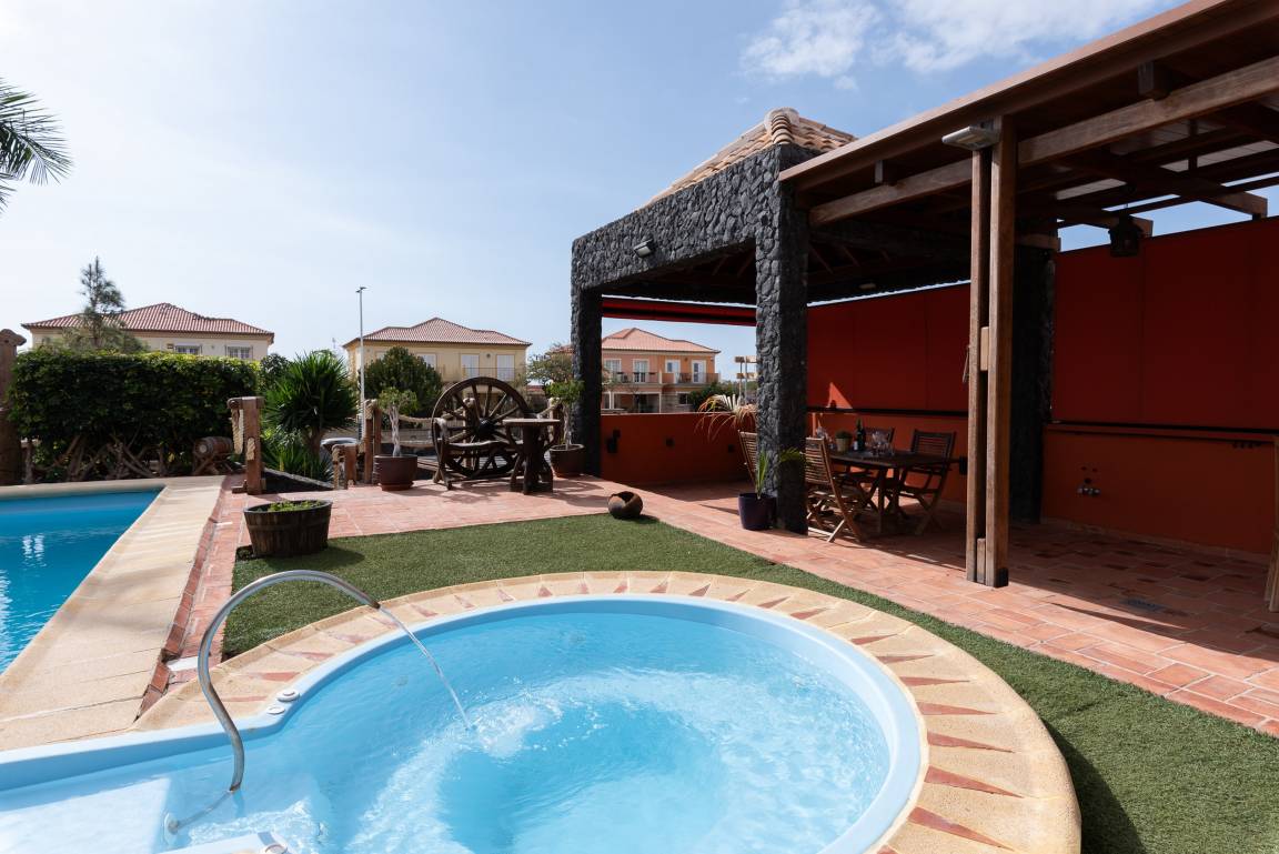 732 M² Villa ∙ 4 Bedrooms ∙ 8 Guests - Los Cristianos