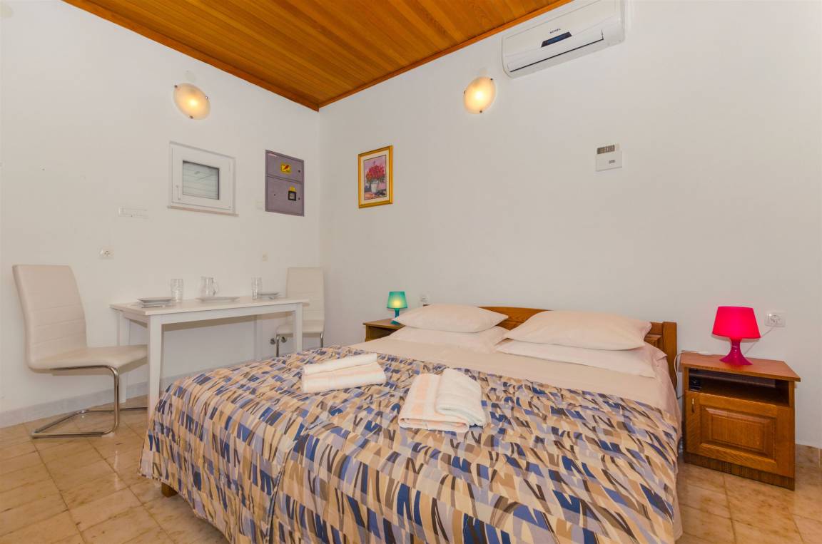 22 M² Apartment ∙ 2 Guests - Jesenice, Croatia