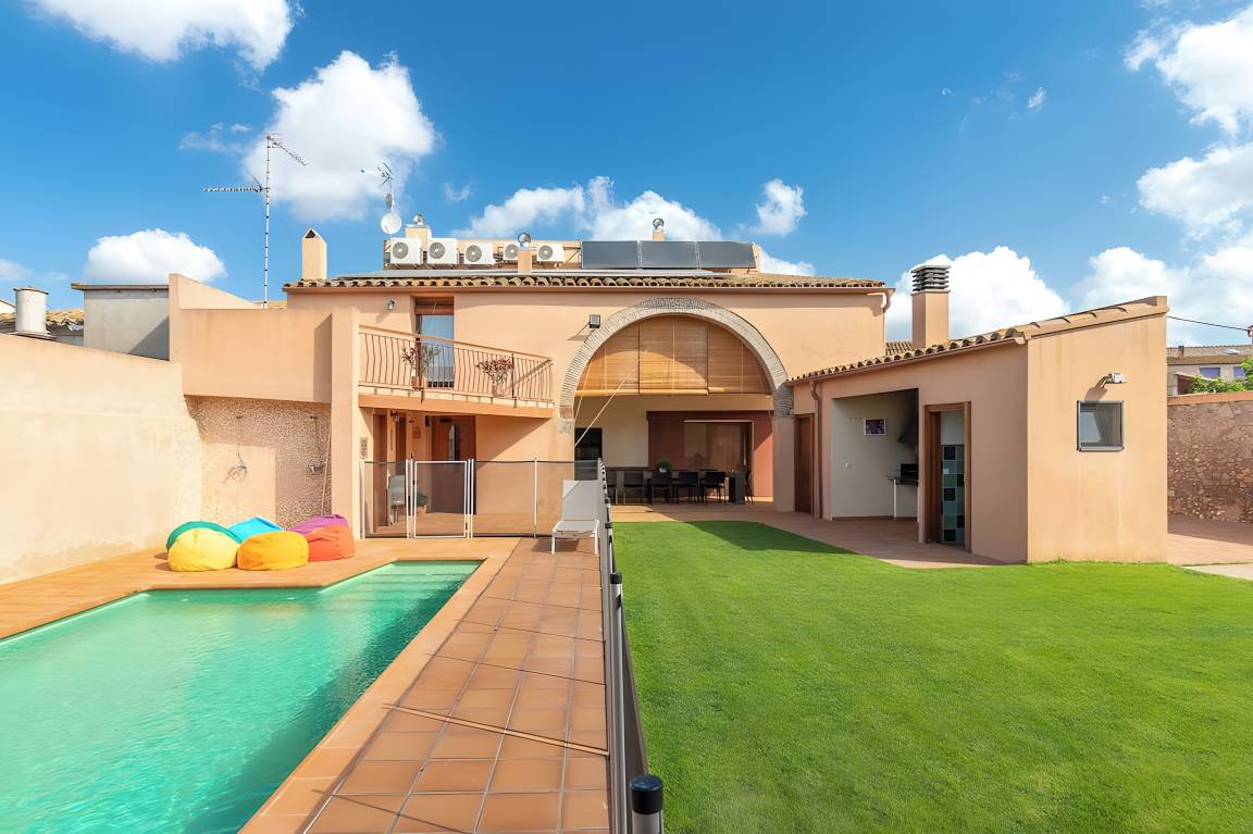 100 M² Cottage ∙ 6 Bedrooms ∙ 14 Guests - Spain