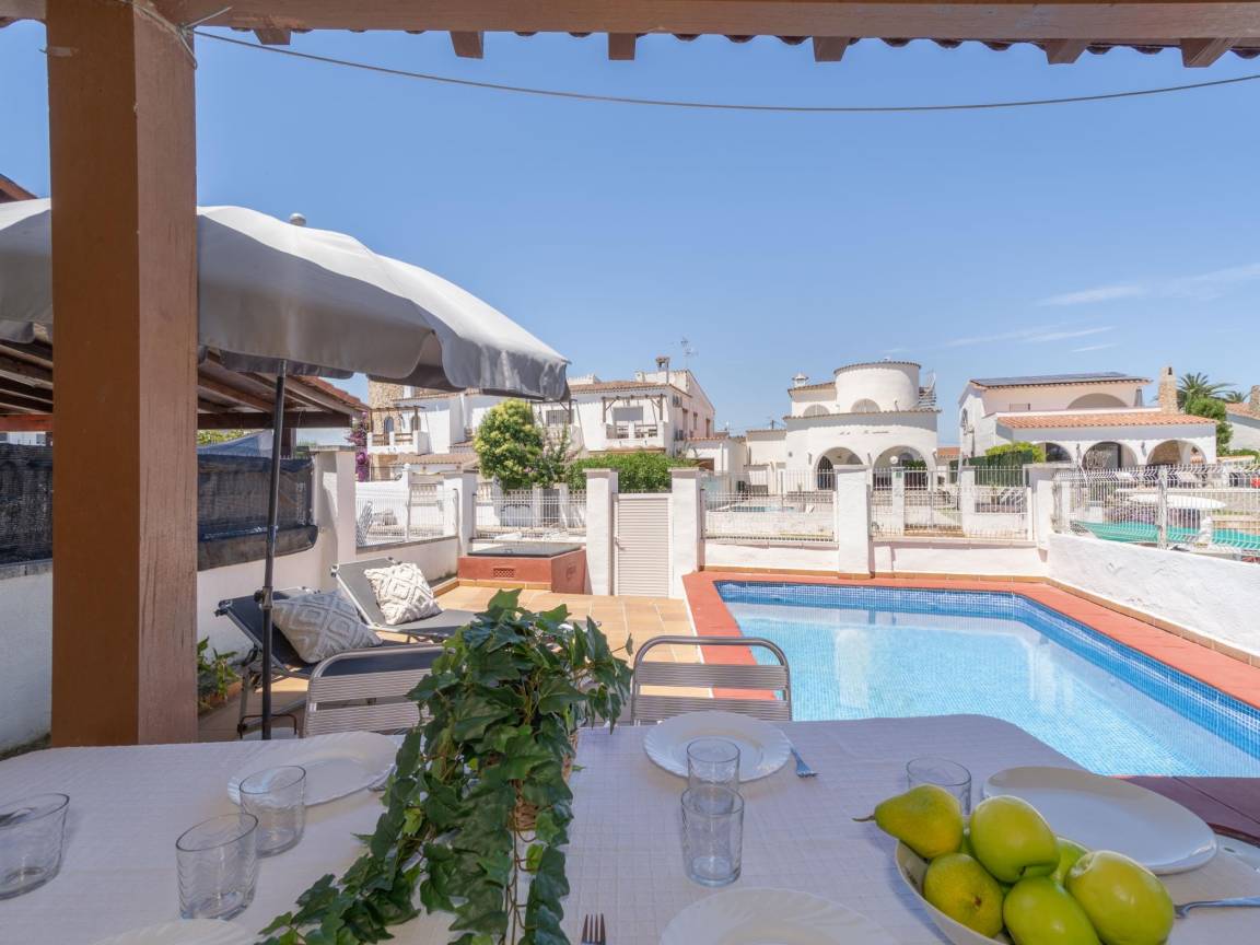 120 M² Villa ∙ 4 Bedrooms ∙ 9 Guests - Empuriabrava