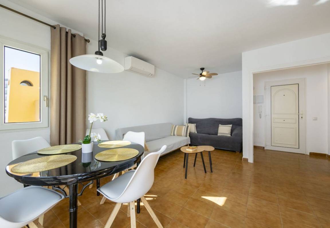 69 M² Apartamento ∙ 2 Habitaciones ∙ 6 Huéspedes - Roquetas de Mar