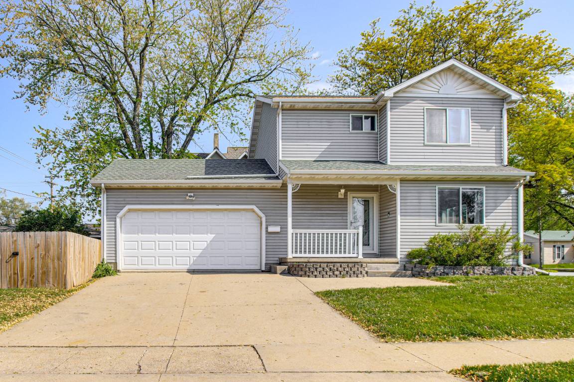 156 M² House ∙ 3 Bedrooms ∙ 14 Guests - Beacon, IA