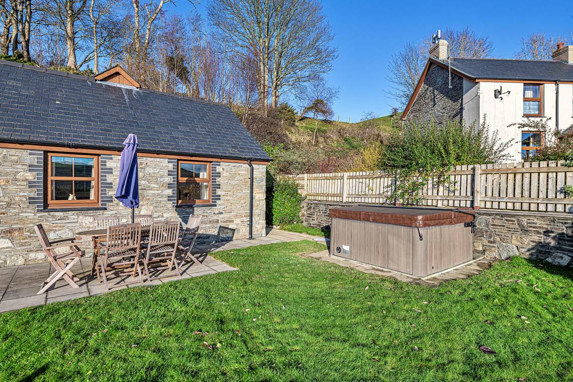 80 M² Cottage ∙ 2 Bedrooms ∙ 6 Guests - Aberystwyth