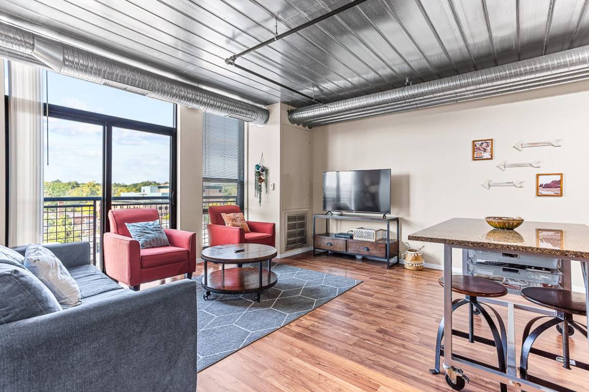 102 M² Ferienwohnung ∙ 2 Schlafzimmer ∙ 4 Gäste - Ypsilanti, MI