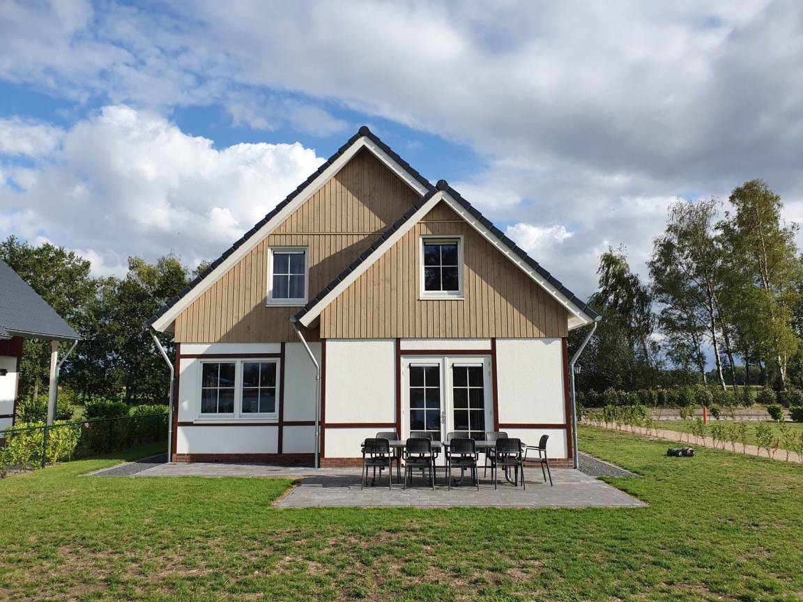 Bungalow ∙ 6 Bedrooms ∙ 14 Guests - Sittard