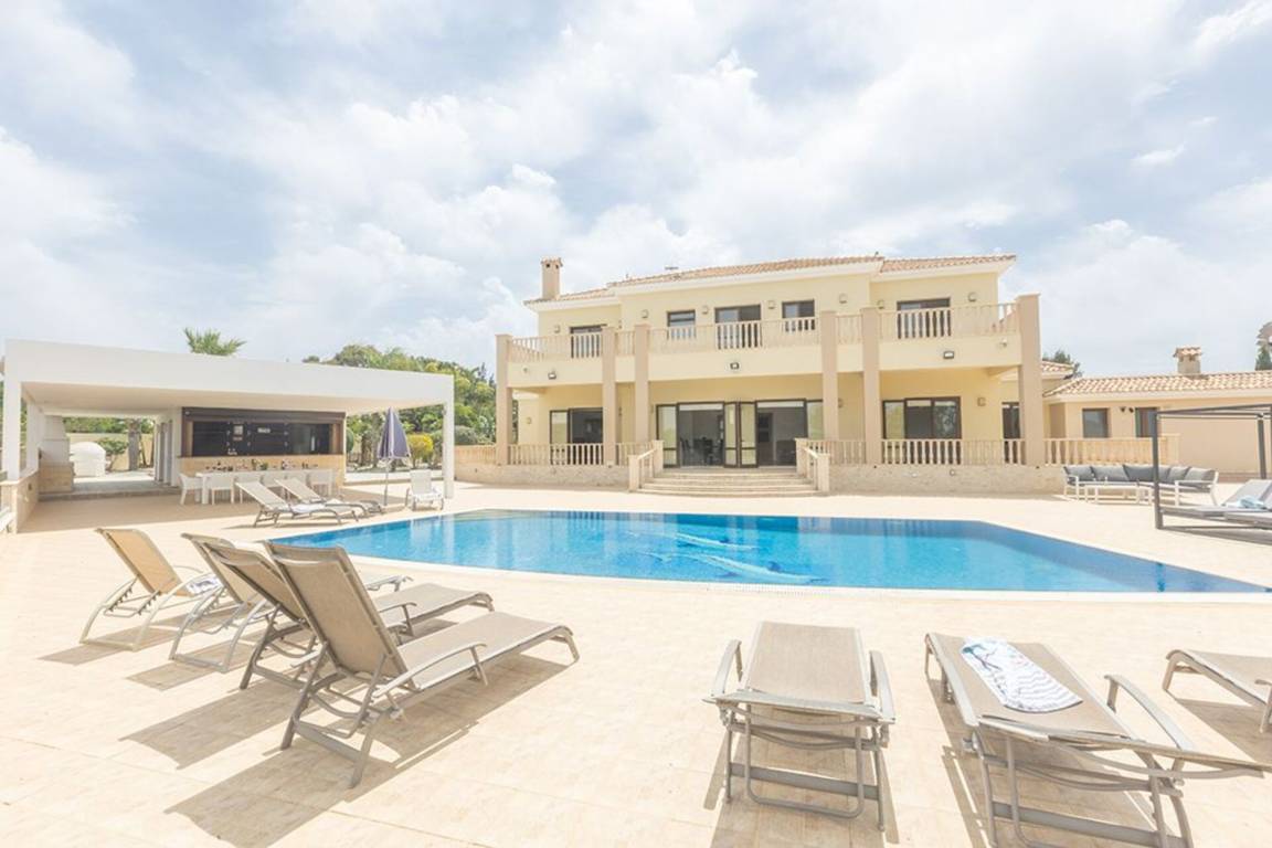 500 M² Villa ∙ 7 Bedrooms ∙ 16 Guests - Famagusta