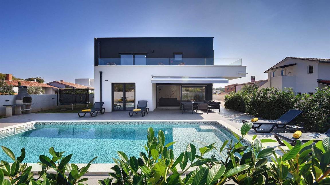 400 M² Villa ∙ 8 Makuuhuonetta ∙ 16 Vierasta - Pula