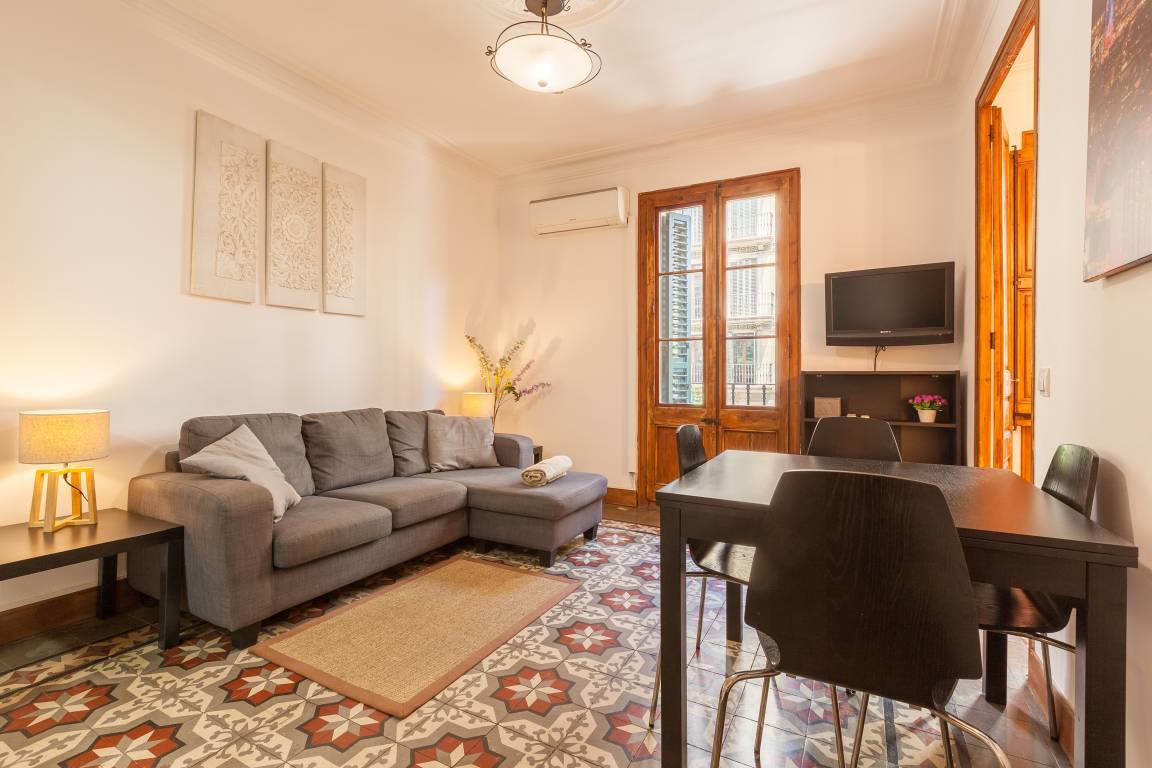 75 M² Apartamento ∙ 2 Habitaciones ∙ 6 Huéspedes - Barcelona