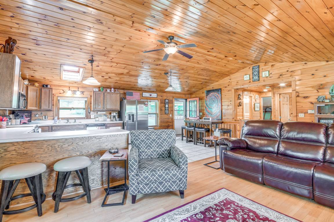 133 M² House ∙ 4 Bedrooms ∙ 7 Guests - Phoenix, NY