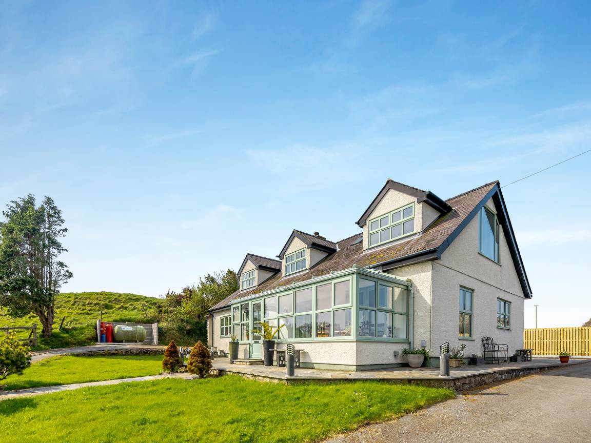 Cottage ∙ 4 Bedrooms ∙ 8 Guests - Bangor