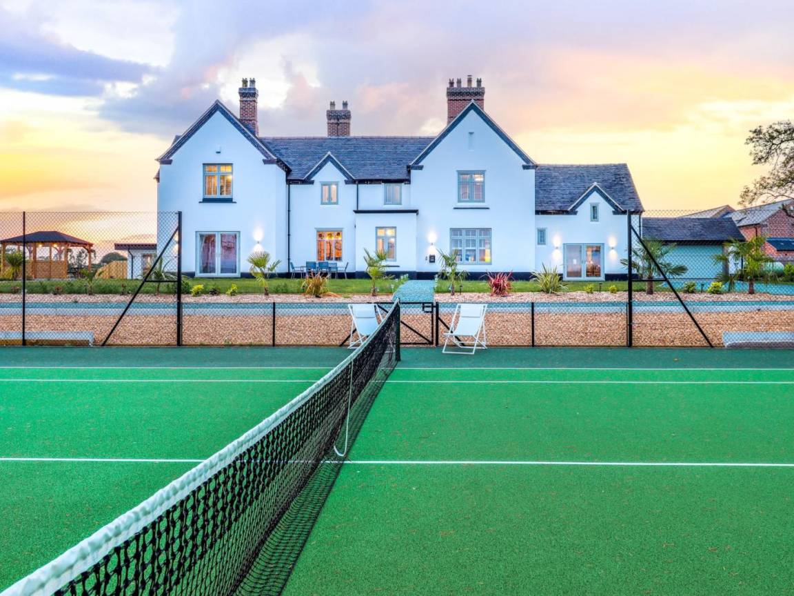 Cottage ∙ 7 Bedrooms ∙ 16 Guests - Cheshire
