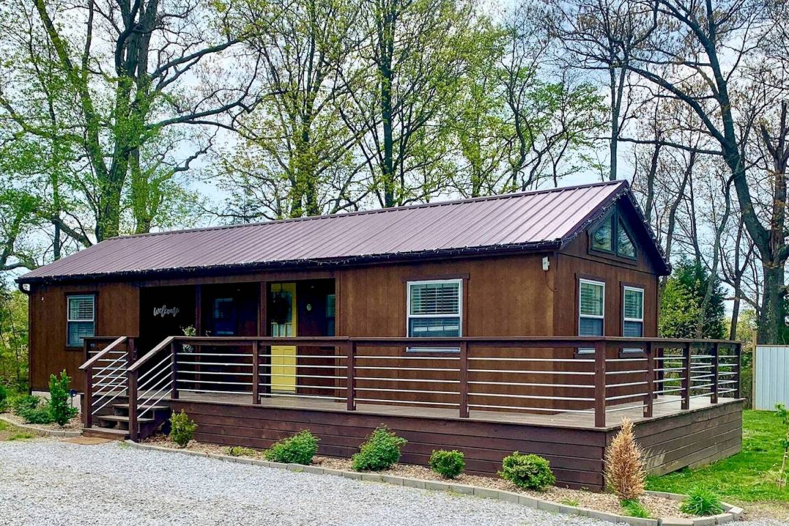 House ∙ 6 Bedrooms ∙ 13 Guests - Marion, IL
