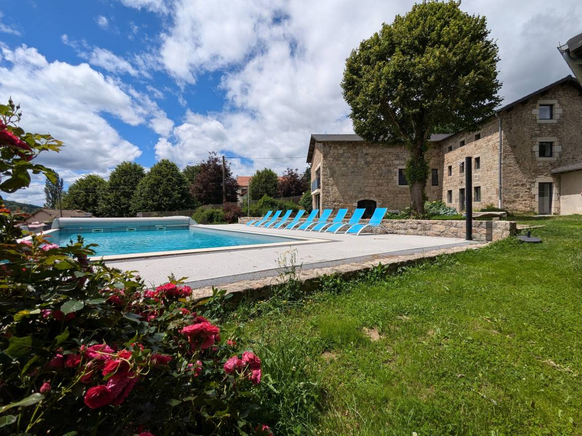 317 M² Cottage ∙ 8 Bedrooms ∙ 23 Guests - Auvergne