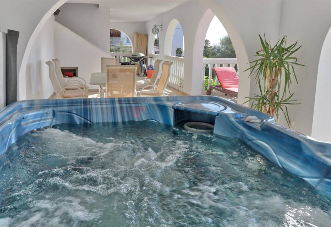 180 M² Villa ∙ 4 Bedrooms ∙ 8 Guests - Sitio de Calahonda