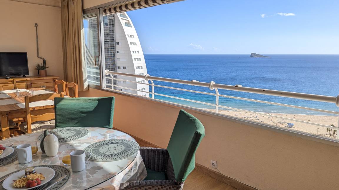 79 M² Apartamento ∙ 2 Habitaciones ∙ 6 Huéspedes - Benidorm