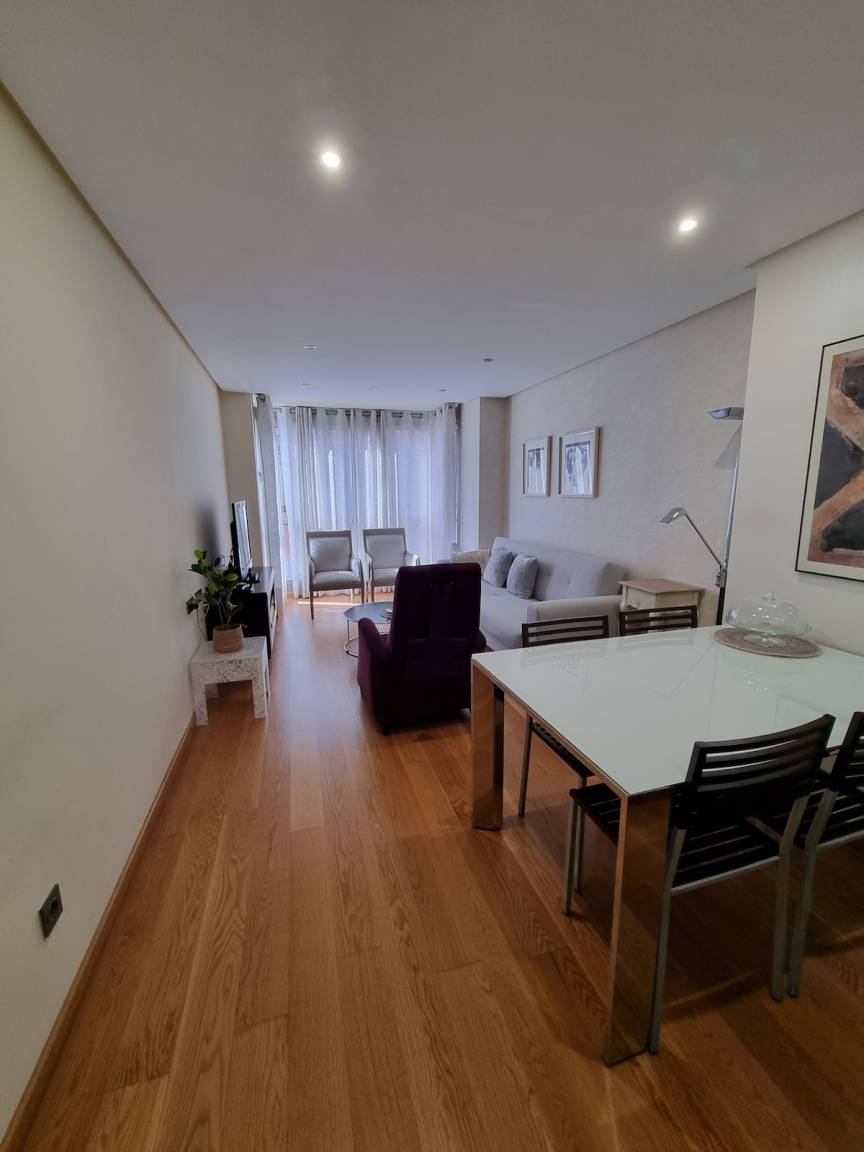 84 M² Apartamento ∙ 2 Habitaciones ∙ 6 Huéspedes - Gijón