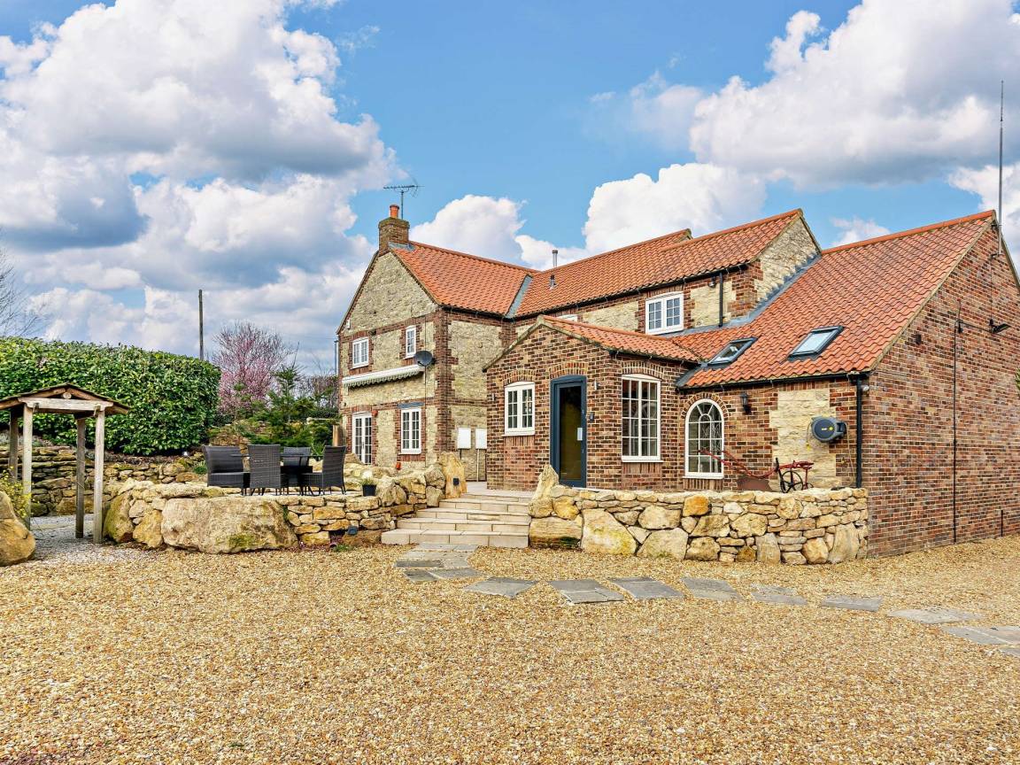 Cottage ∙ 5 Bedrooms ∙ 10 Guests - The Mend-A-Hose Jungle