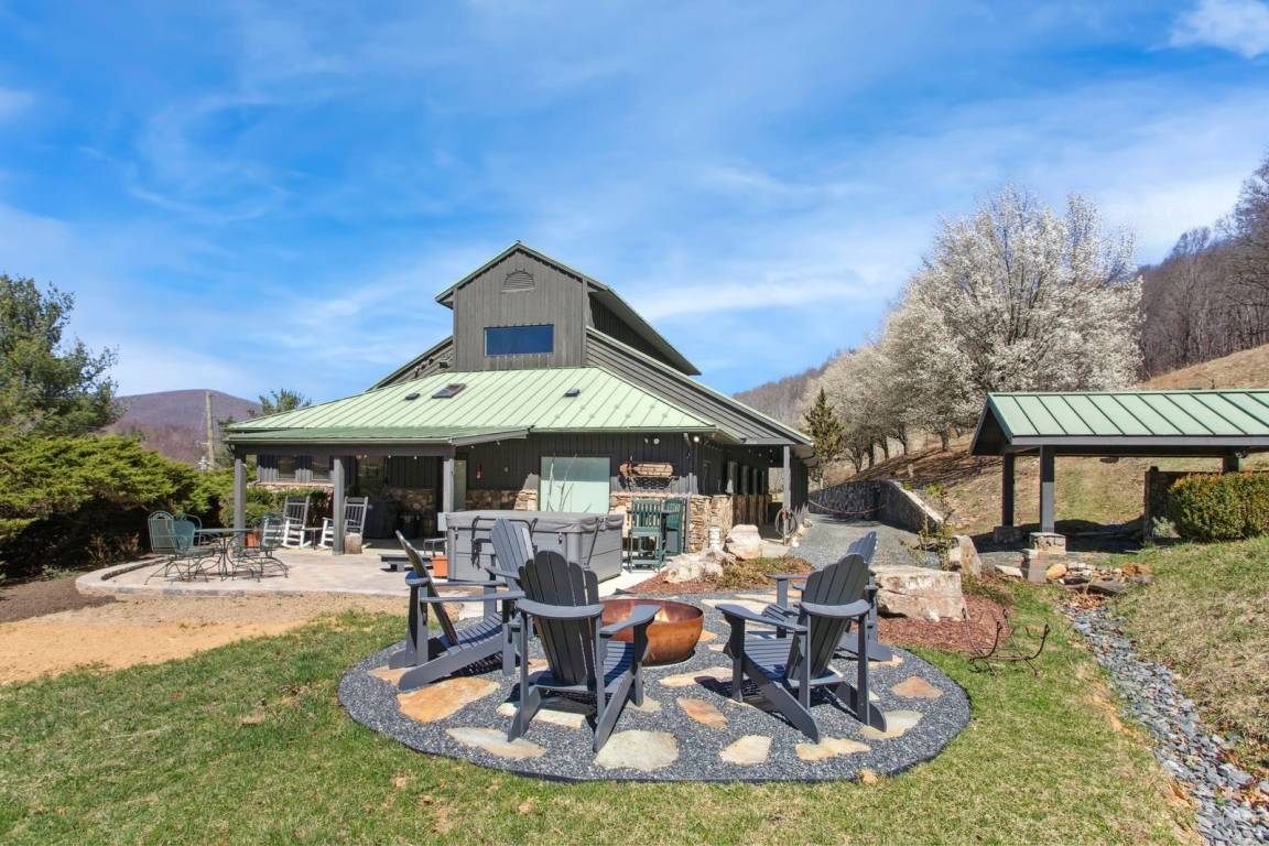 295 M² Cabin ∙ 5 Bedrooms ∙ 14 Guests - West Jefferson, NC
