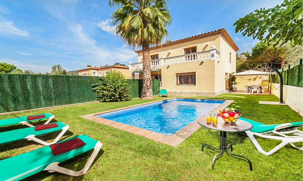 200 M² Villa ∙ 3 Bedrooms ∙ 7 Guests - Calonge