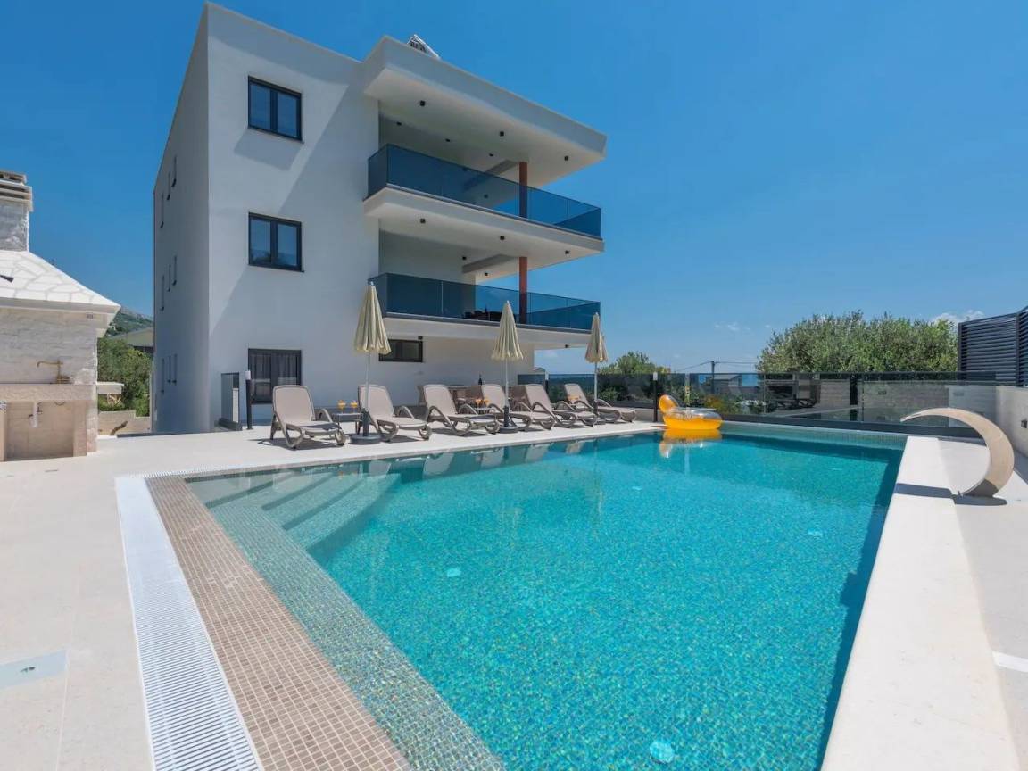 300 M² Ferienhaus ∙ 6 Schlafzimmer ∙ 12 Gäste - Tučepi