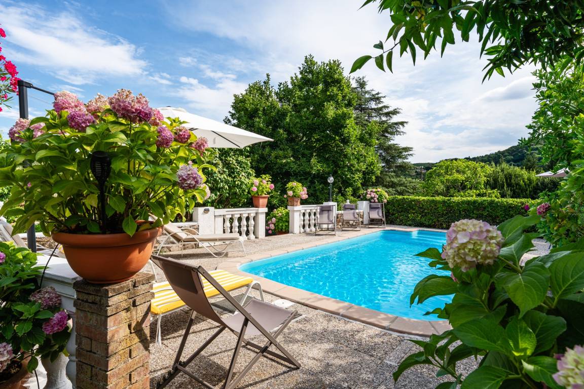 300 M² House ∙ 4 Bedrooms ∙ 9 Guests - Lucca