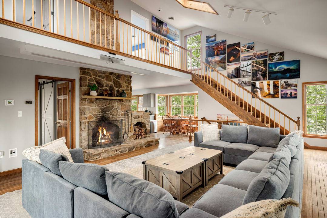 216 M² Cabin ∙ 4 Bedrooms ∙ 10 Guests - Berkeley Springs, WV