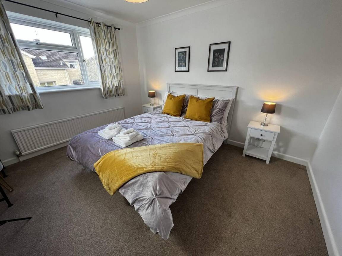 125 M² House ∙ 4 Bedrooms ∙ 8 Guests - Cheltenham