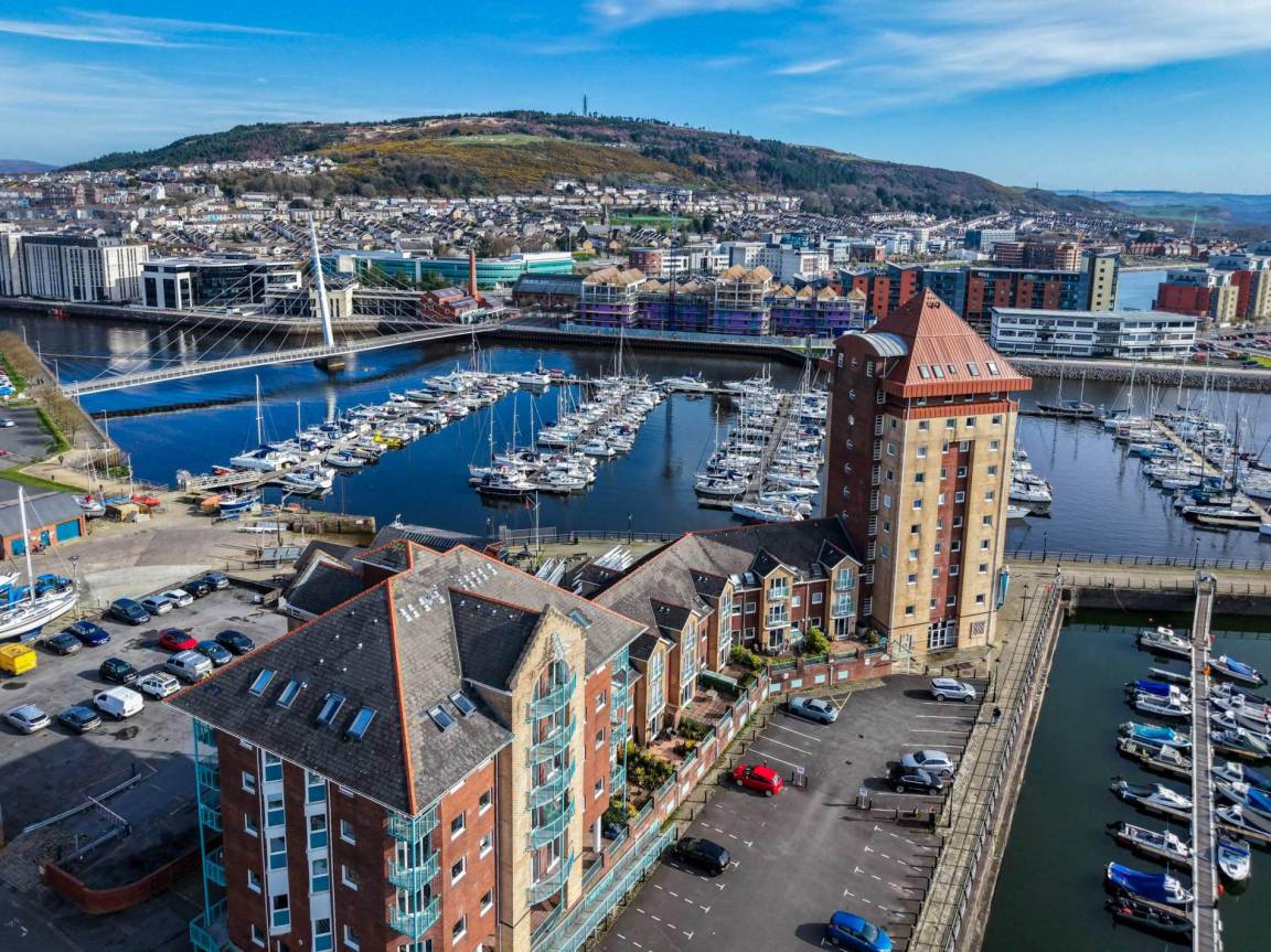 100 M² Apartment ∙ 1 Bedroom ∙ 2 Guests - Swansea, UK