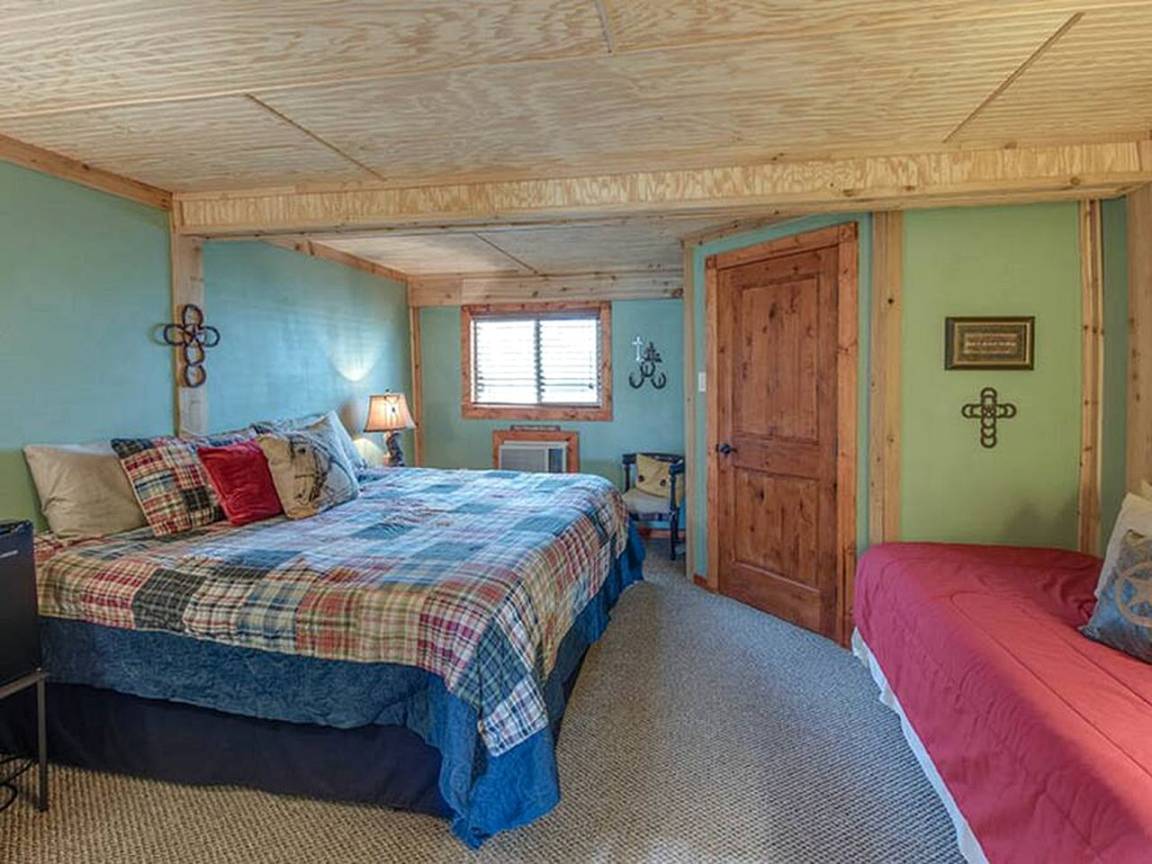 House ∙ 1 Bedroom ∙ 3 Guests - Round Top, TX