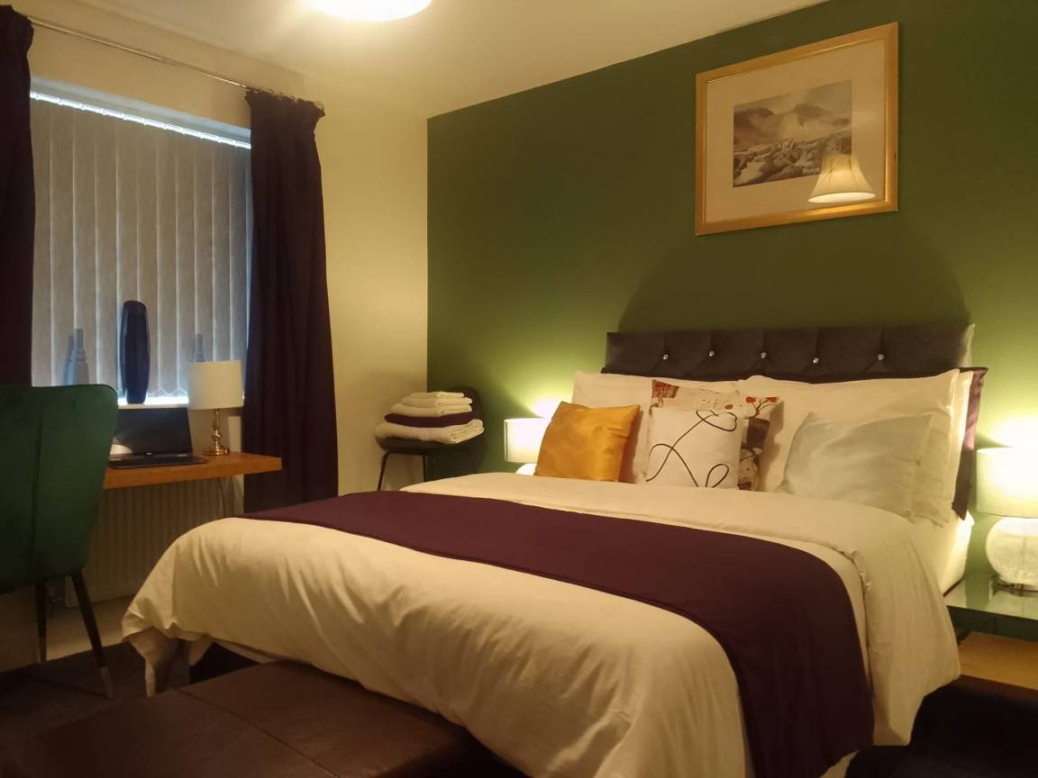 75 M² Ferienwohnung ∙ 4 Schlafzimmer ∙ 10 Gäste - West Midlands