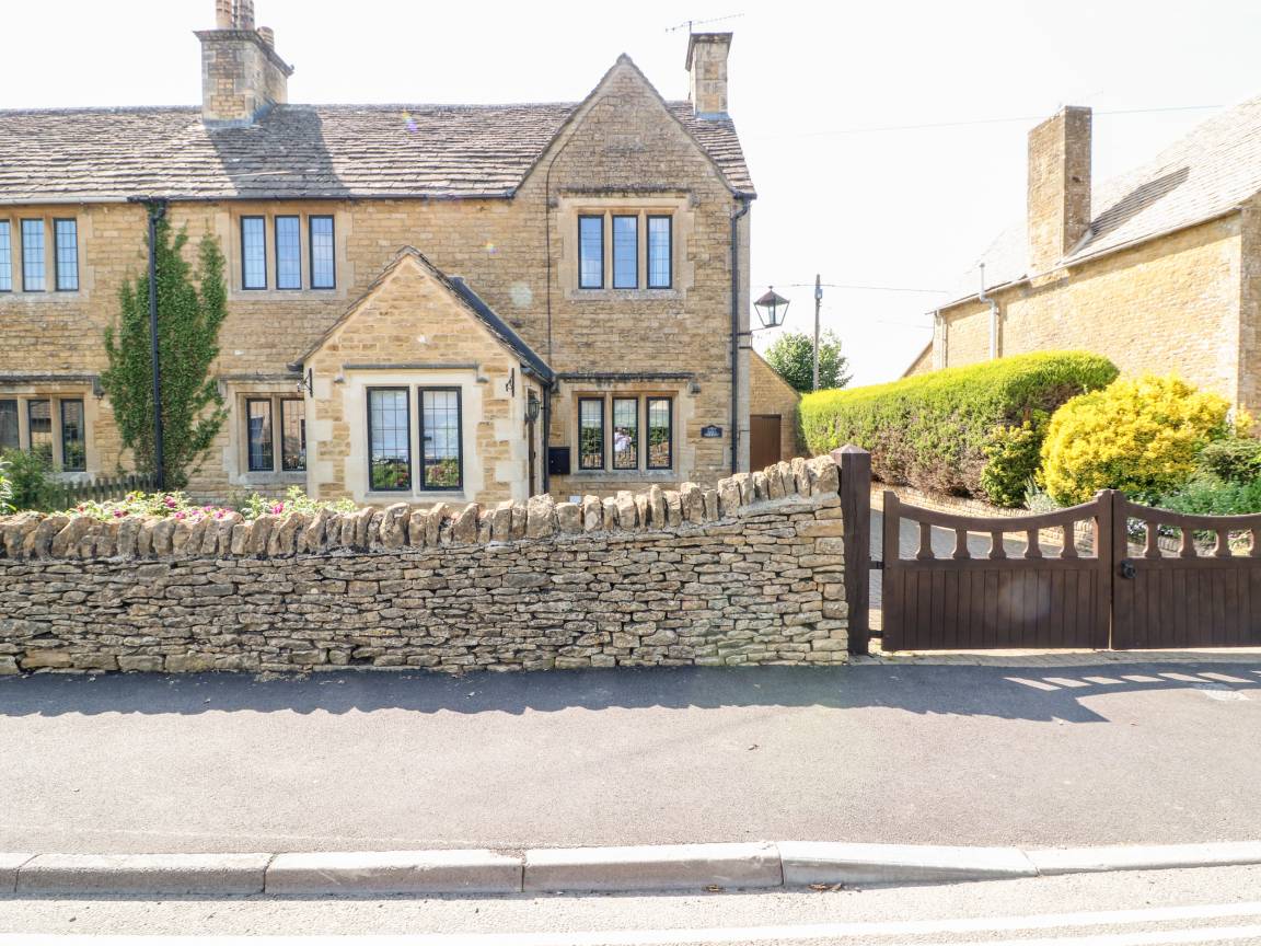 Cottage ∙ 4 Bedrooms ∙ 7 Guests - Bourton-on-the-Water