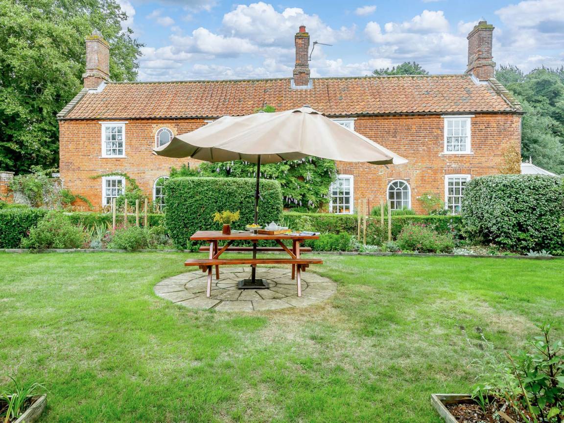 Cottage ∙ 5 Bedrooms ∙ 8 Guests - Dereham