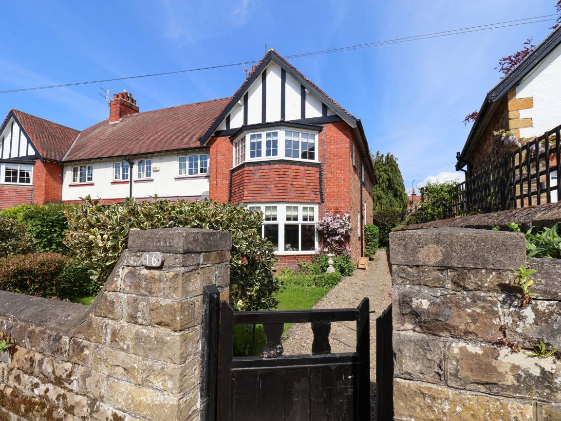 Cottage ∙ 2 Bedrooms ∙ 4 Guests - Scarborough