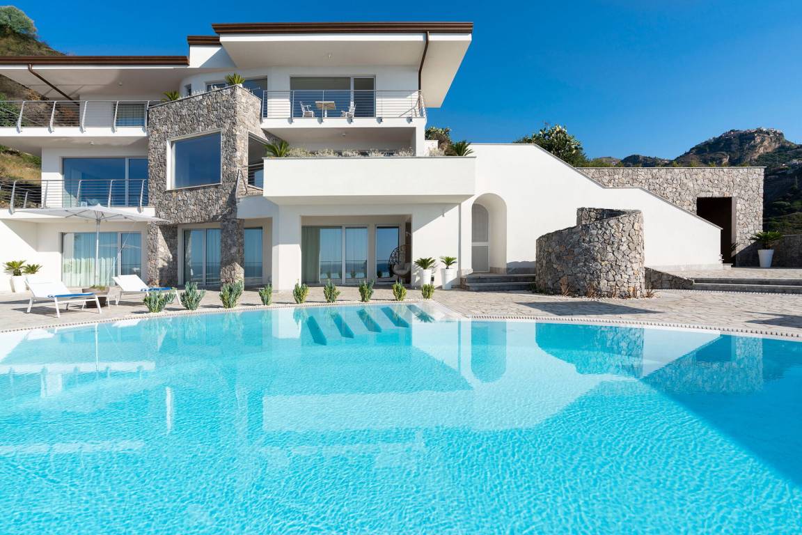 568 M² Villa ∙ 10 Bedrooms ∙ 20 Guests - Taormina
