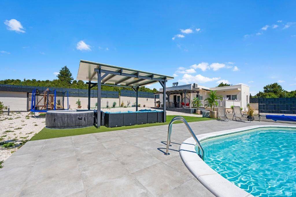155 M² Ferienhaus ∙ 3 Schlafzimmer ∙ 6 Gäste - Šibenik