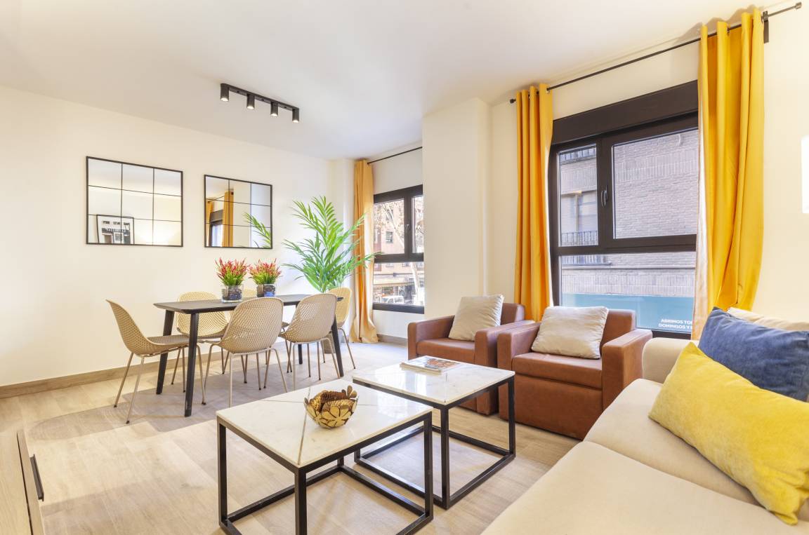 75 M² Apartamento ∙ 2 Habitaciones ∙ 6 Huéspedes - Estación de Getafe Central