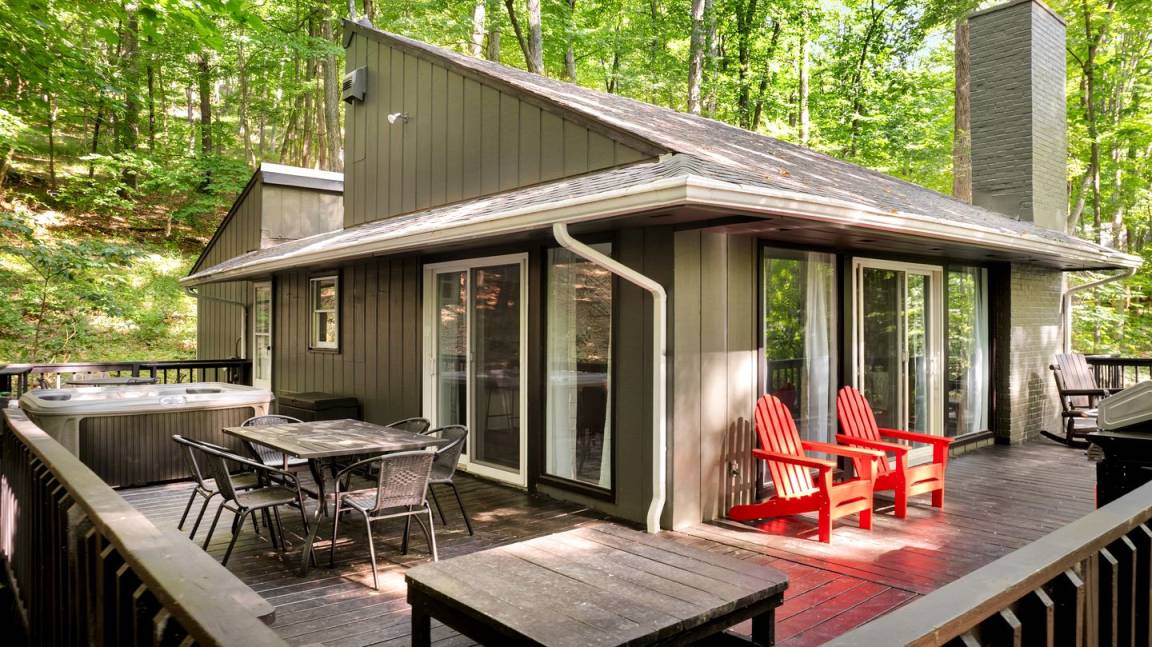 House ∙ 1 Bedroom ∙ 10 Guests - Berkeley Springs, WV