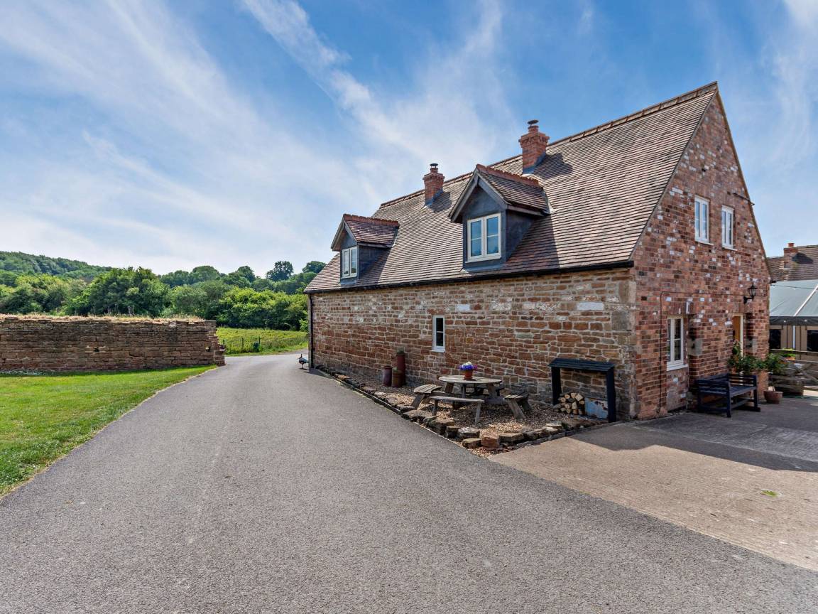 Cottage ∙ 2 Bedrooms ∙ 4 Guests - Leicestershire