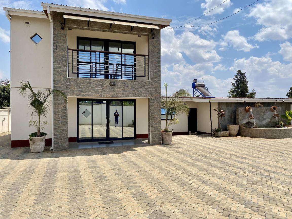 350 M² Villa ∙ 6 Bedrooms ∙ 12 Guests - Harare