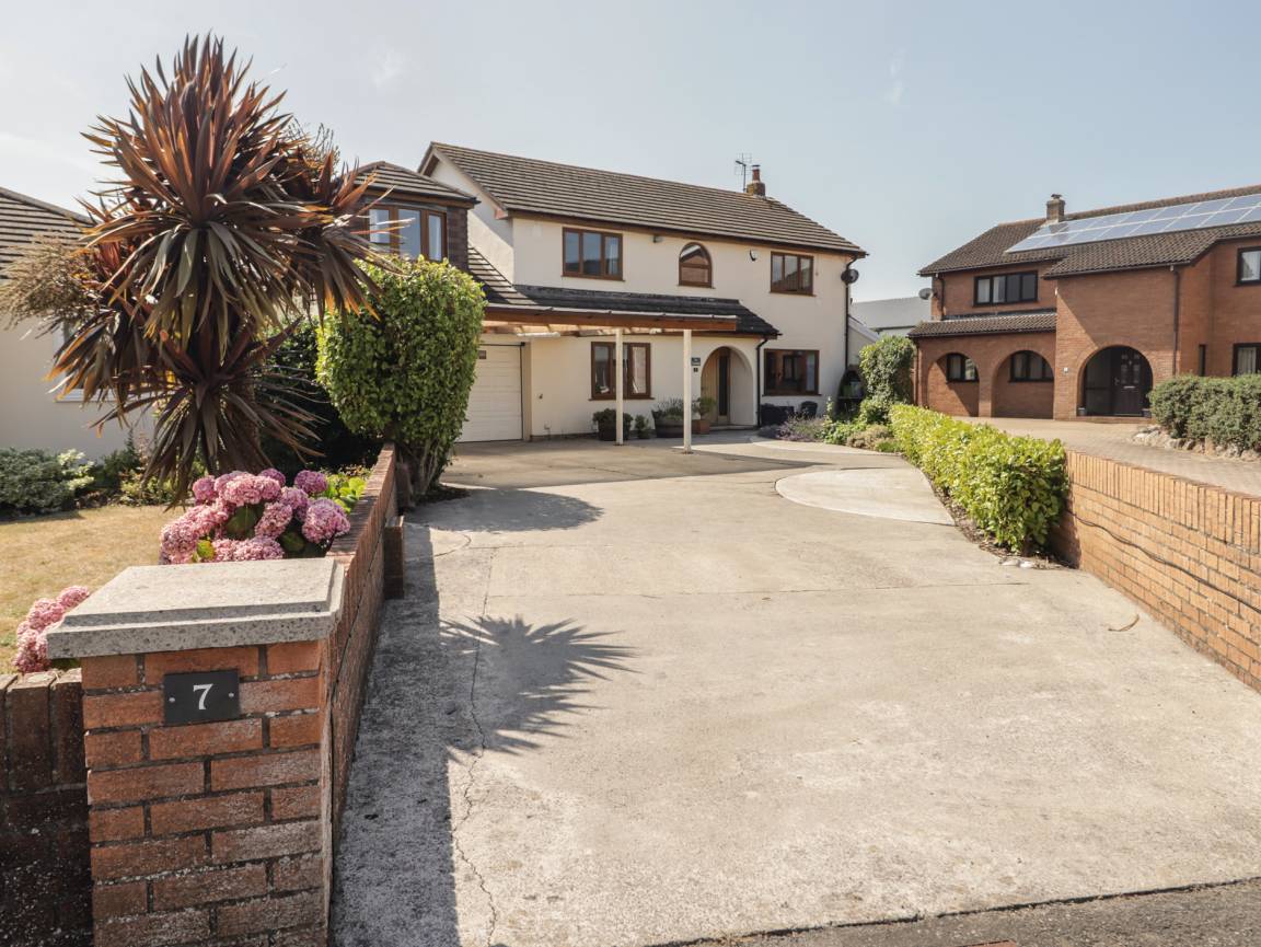 Cottage ∙ 4 Bedrooms ∙ 8 Guests - Porthcawl