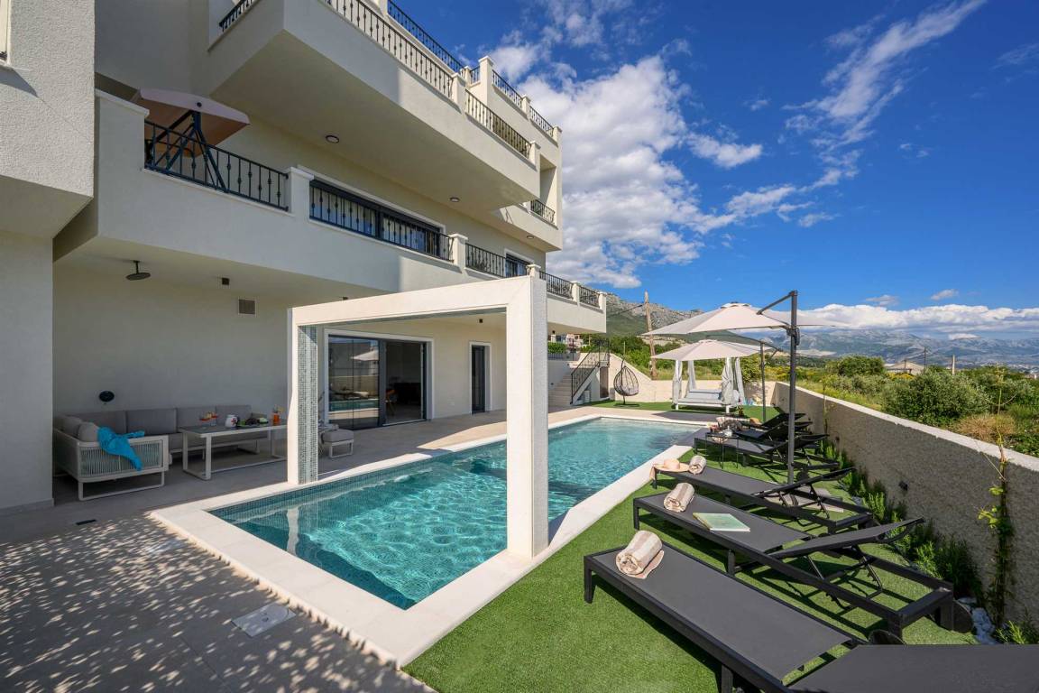 220 M² Villa ∙ 4 Bedrooms ∙ 8 Guests - Split