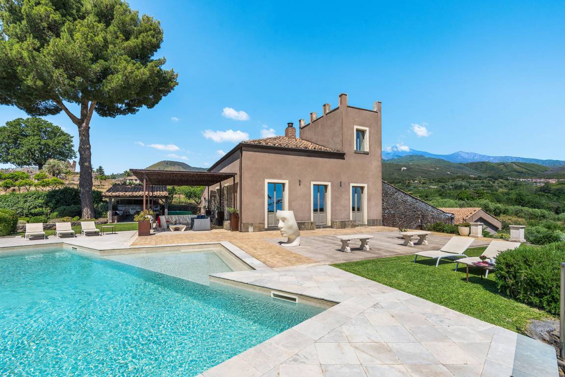 270 M² Villa ∙ 4 Bedrooms ∙ 8 Guests - Milo