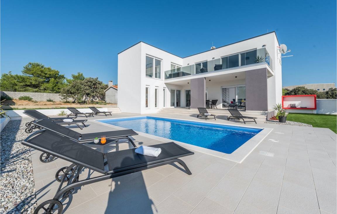 250 M² Ferienhaus ∙ 4 Schlafzimmer ∙ 8 Gäste - Nin