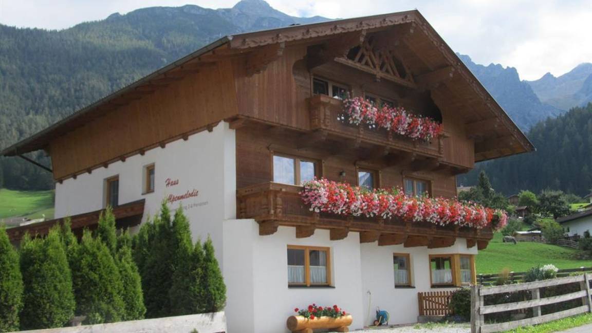 100 M² Apartment ∙ 3 Bedrooms ∙ 8 Guests - Neustift im Stubaital