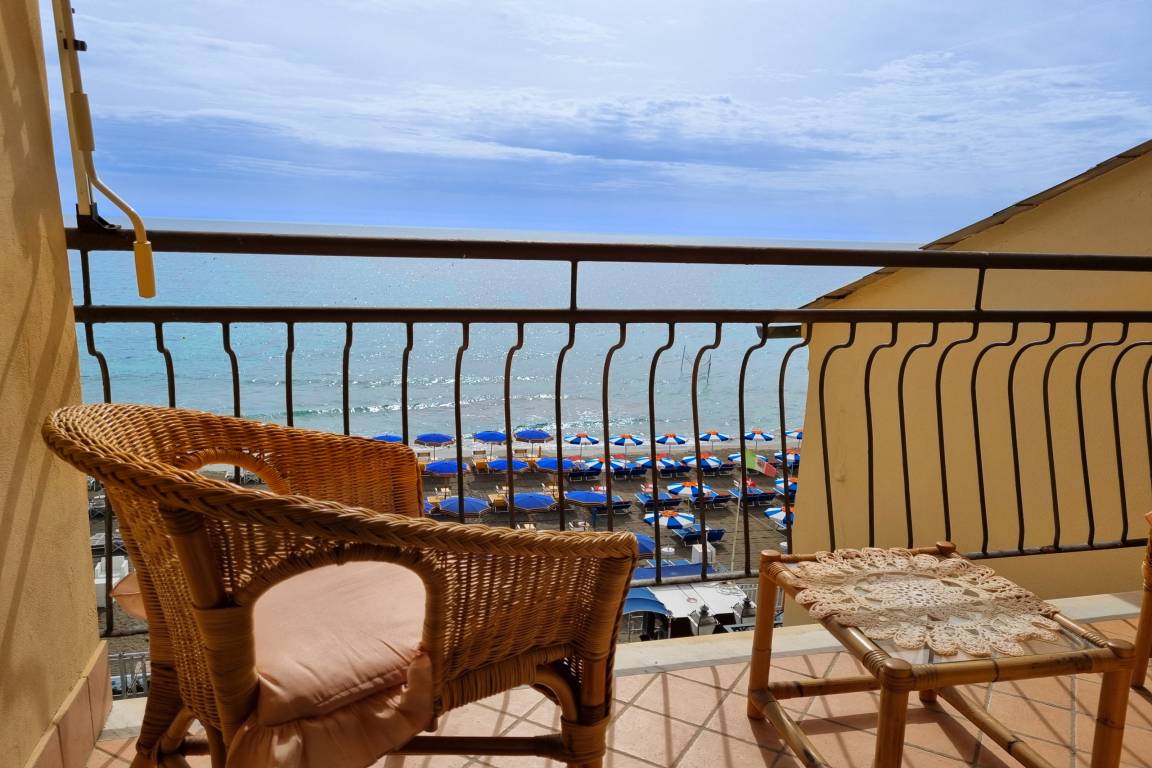 75 M² Chalet ∙ 2 Bedrooms ∙ 4 Guests - Alassio