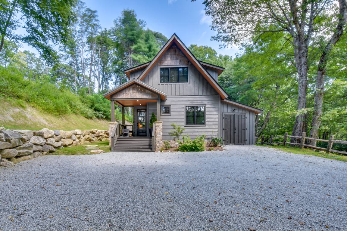 143 M² Cottage ∙ 2 Bedrooms ∙ 6 Guests - Cashiers, NC
