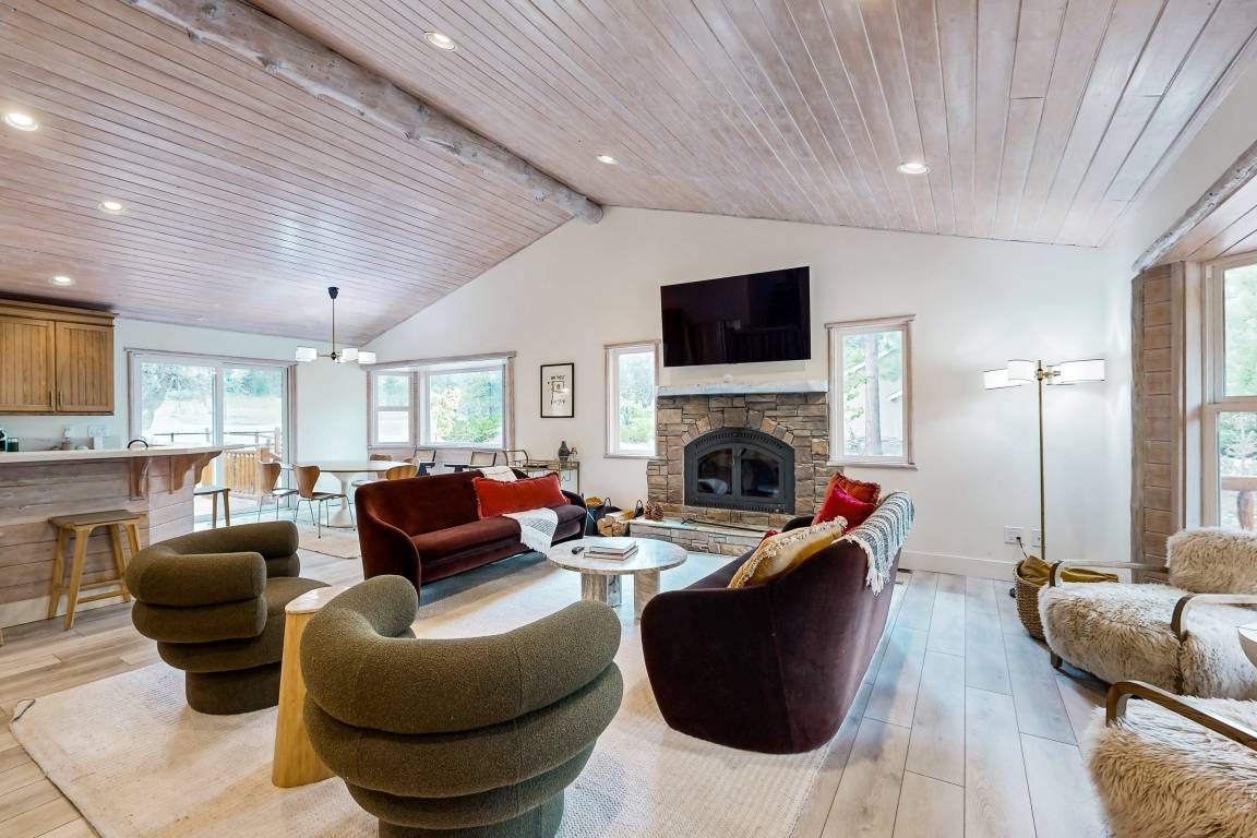 201 M² Cabin ∙ 4 Bedrooms ∙ 11 Guests - Big Bear Lake, CA